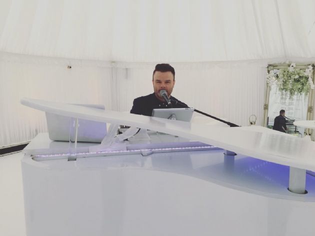 Simon Dee - Singer/Pianist for Weddings,Events,Parties